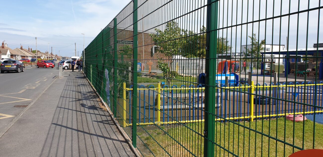 3m High Corner Post For Urban DB-6 Mesh Fencing With Fittings